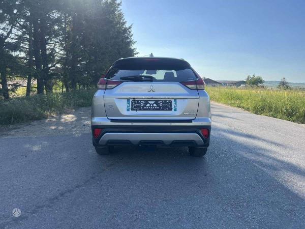 Pelēks Mitsubishi Eclipse Cross 2021 Marijampole, ar dzinēja tilpumu 2.40 L un nobraukumu 60 tūkst. km par 17200 €, foto 2 vietnē AUTOMOTO.COM.LV