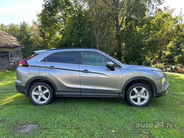 Mitsubishi Eclipse Cross 2022 in Tallinn on AUTOMOTO.COM.LV Grey Mitsubishi Eclipse Cross 2022 in Tallinn, with an engine capacity of 2.40 L and mileage of 66 thousand km for 25900 €, photo 4 on AUTOMOTO.COM.LV