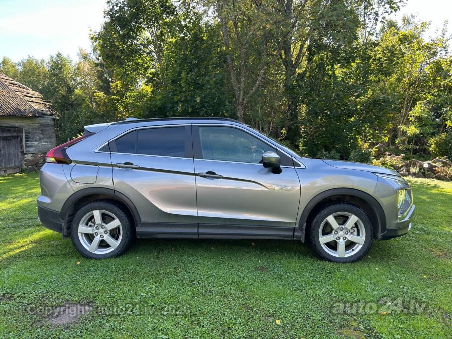 Pelēks Mitsubishi Eclipse Cross 2022 Tallina, ar dzinēja tilpumu 2.40 L un nobraukumu 66 tūkst. km par 25900 €, foto 4 vietnē AUTOMOTO.COM.LV