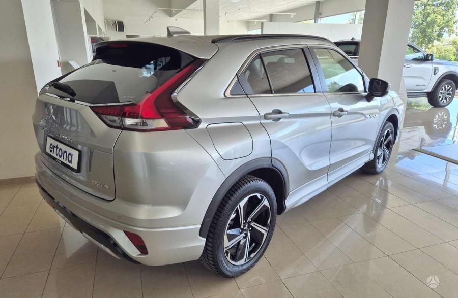 Pelēks Mitsubishi Eclipse Cross 2024 Šauļi, ar dzinēja tilpumu 2.36 L un nobraukumu 75 tūkst. km par 22900 €, foto 4 vietnē AUTOMOTO.COM.LV