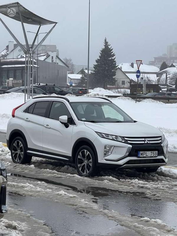 Balts Mitsubishi Eclipse Cross 2018 Viļņa, ar dzinēja tilpumu 1.50 L un nobraukumu 135 tūkst. km par 15200 €, foto 1 vietnē AUTOMOTO.COM.LV