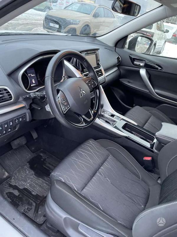 Balts Mitsubishi Eclipse Cross 2018 Viļņa, ar dzinēja tilpumu 1.50 L un nobraukumu 135 tūkst. km par 15200 €, foto 3 vietnē AUTOMOTO.COM.LV