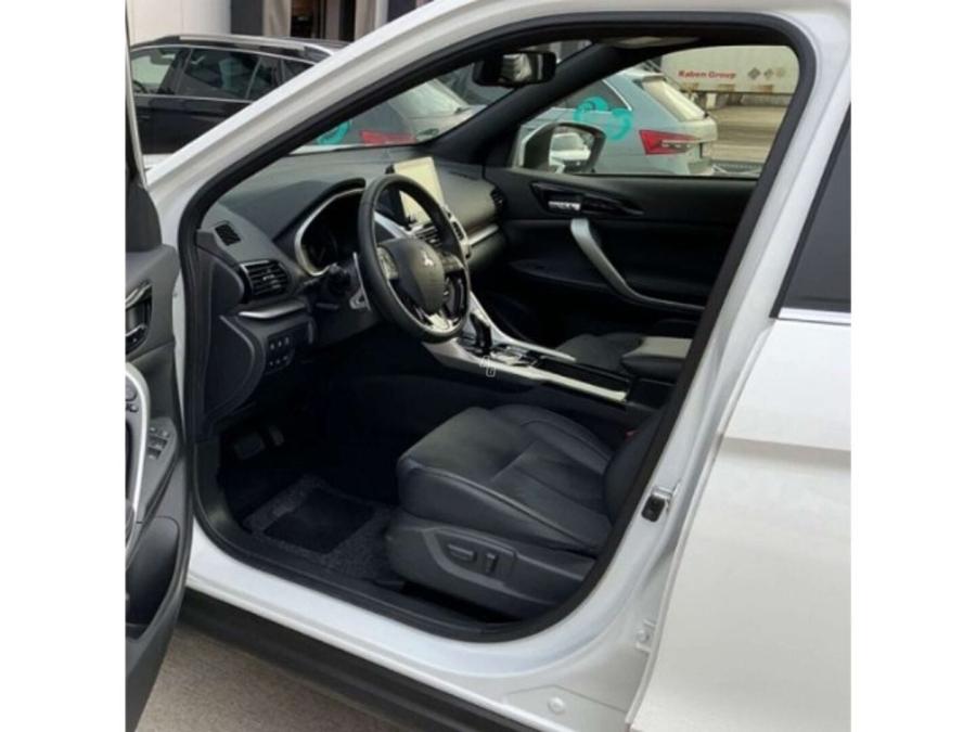 White Mitsubishi Eclipse Cross 2022 in Kaunas, with an engine capacity of 2.40 L and mileage of 14 thousand km for 28570 €, photo 6 on AUTOMOTO.COM.LV