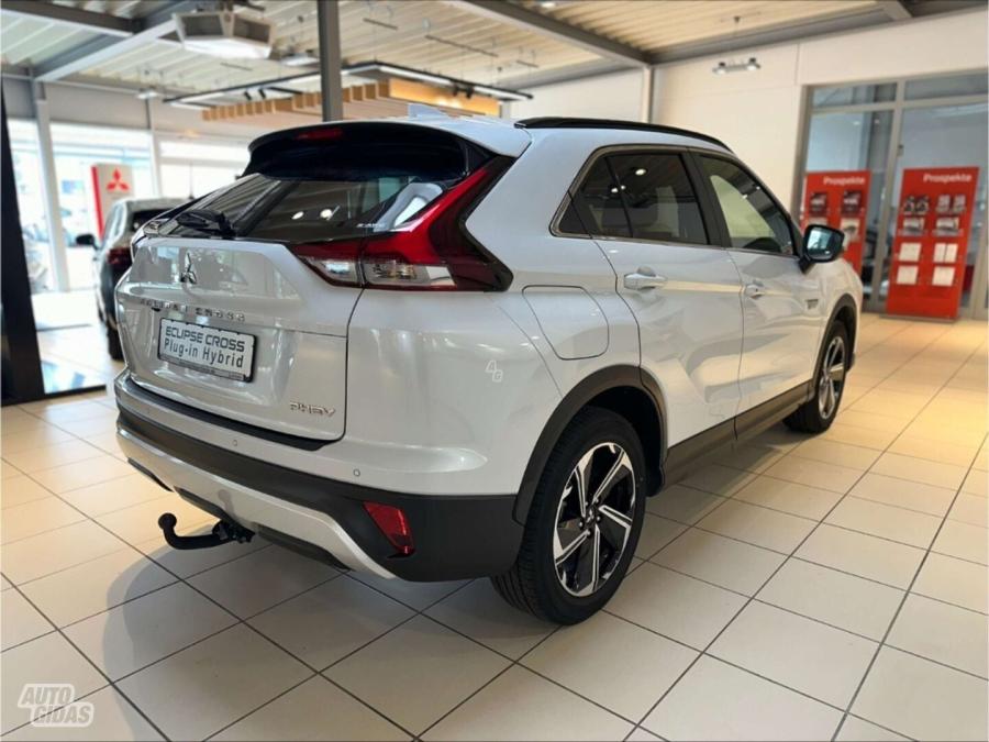 White Mitsubishi Eclipse Cross 2022 in Kaunas, with an engine capacity of 2.40 L and mileage of 26 thousand km for 26210 €, photo 3 on AUTOMOTO.COM.LV