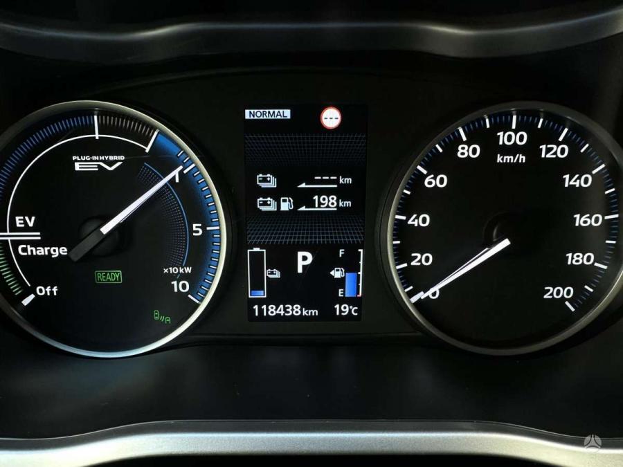 White Mitsubishi Eclipse Cross 2023 in Vilnius, with an engine capacity of 2.40 L and mileage of 118 thousand km for 21550 €, photo 8 on AUTOMOTO.COM.LV