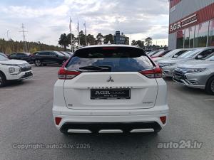 White Mitsubishi Eclipse Cross 2022 in Tallinn, with an engine capacity of 2.40 L and mileage of 80 thousand km for 26990 €, photo 5 on AUTOMOTO.COM.LV