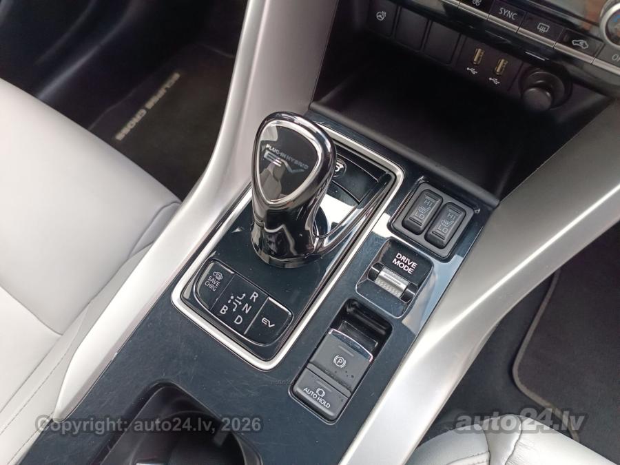 White Mitsubishi Eclipse Cross 2022 in Tallinn, with an engine capacity of 2.40 L and mileage of 80 thousand km for 26990 €, photo 7 on AUTOMOTO.COM.LV