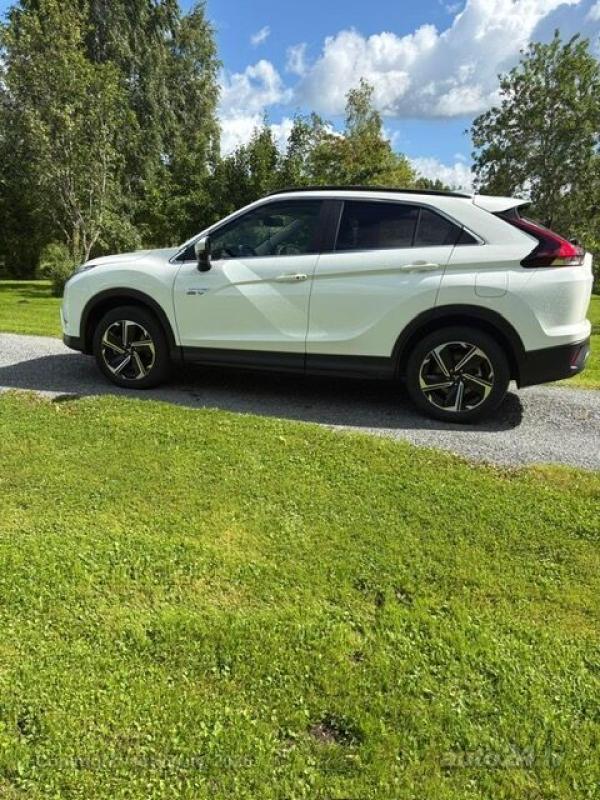White Mitsubishi Eclipse Cross 2022 in Tallinn, with an engine capacity of 2.40 L and mileage of 45 thousand km for 18500 €, photo 5 on AUTOMOTO.COM.LV