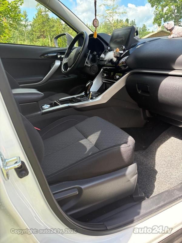 White Mitsubishi Eclipse Cross 2022 in Tallinn, with an engine capacity of 2.40 L and mileage of 45 thousand km for 18500 €, photo 7 on AUTOMOTO.COM.LV