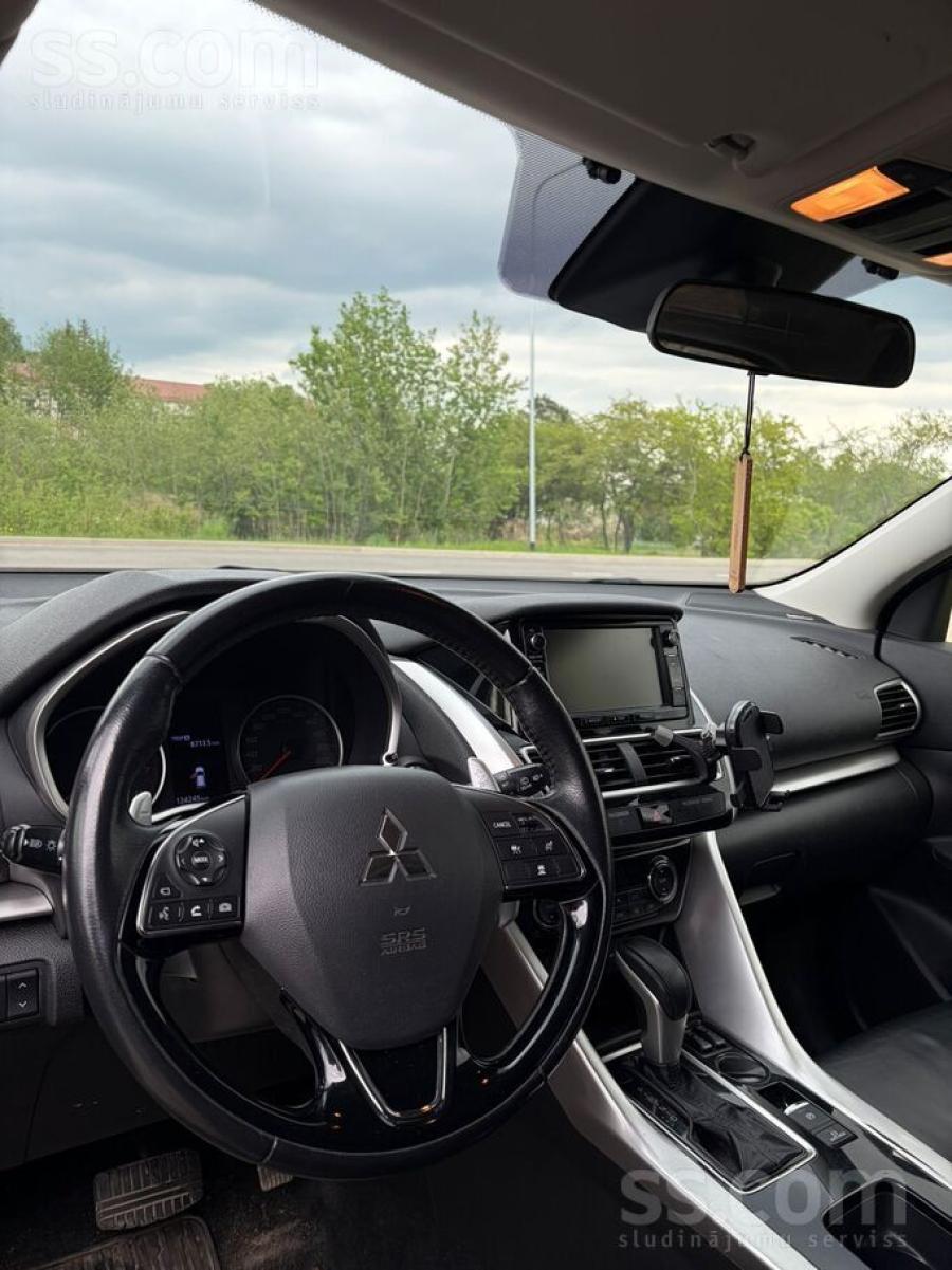 Red Mitsubishi Eclipse 2018 in Dobele, with an engine capacity of 1.50 L and mileage of 125 thousand km for 12900 €, photo 8 on AUTOMOTO.COM.LV