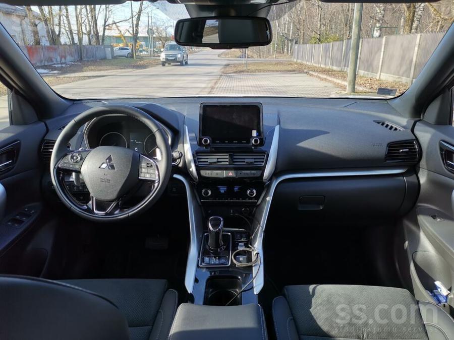 White Mitsubishi Eclipse 2022 in Riga, with an engine capacity of 2.40 L and mileage of 42 thousand km for 25900 €, photo 3 on AUTOMOTO.COM.LV
