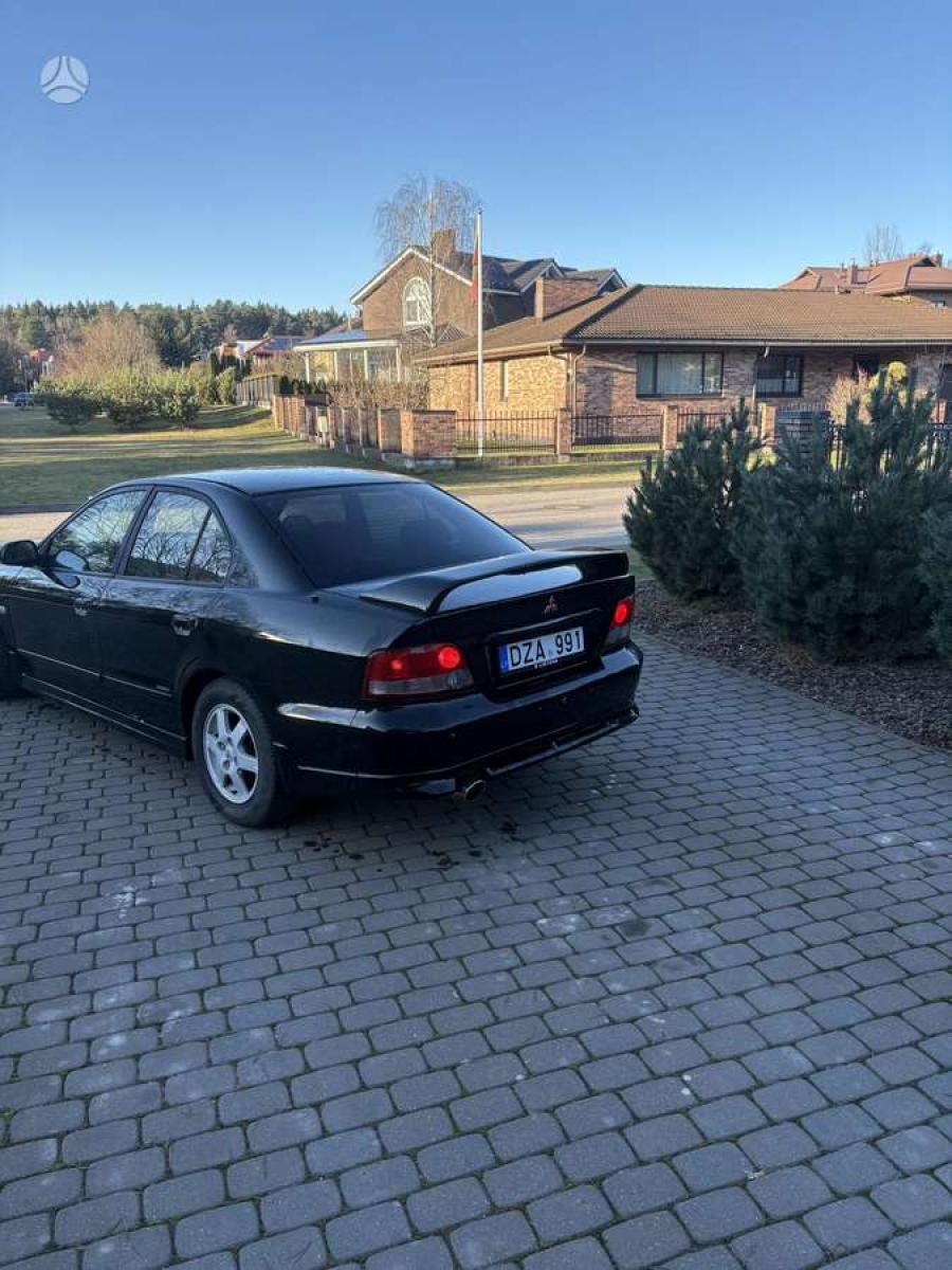 Black Mitsubishi Galant 2001 in Vilnius, with an engine capacity of 2.50 L and mileage of 22 thousand km for 2222 €, photo 4 on AUTOMOTO.COM.LV