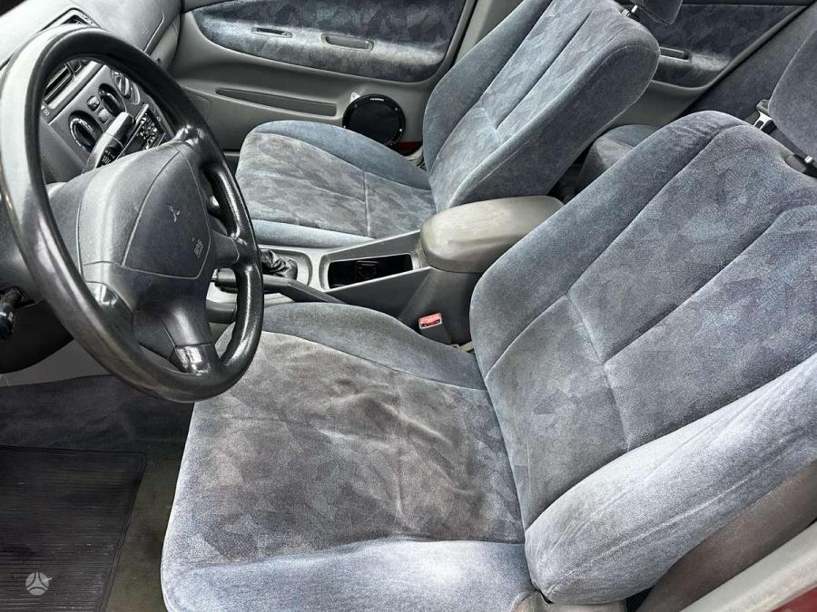 Sarkans Mitsubishi Galant 1997 Viļņa, ar dzinēja tilpumu 2.00 L un nobraukumu 257 tūkst. km par 1750 €, foto 6 vietnē AUTOMOTO.COM.LV