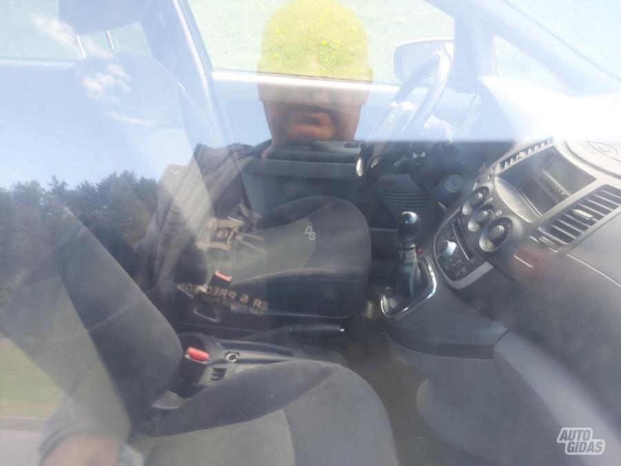 Melns Mitsubishi Grandis 2006 Viļņa, ar dzinēja tilpumu 2.00 L un nobraukumu 255 tūkst. km par 1000 €, foto 4 vietnē AUTOMOTO.COM.LV