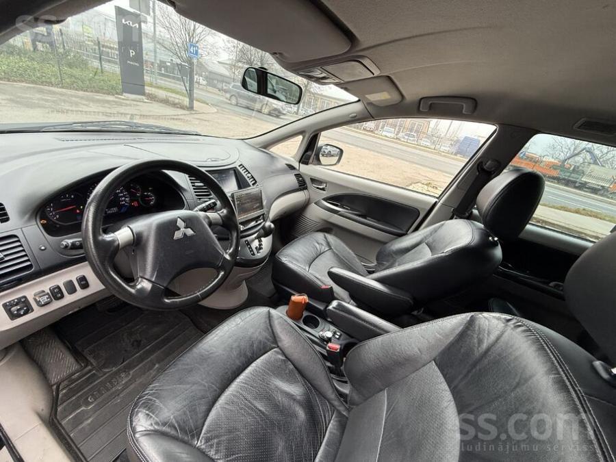 Melns Mitsubishi Grandis 2007 Jelgava, ar dzinēja tilpumu 2.40 L un nobraukumu 397 tūkst. km par 2900 €, foto 12 vietnē AUTOMOTO.COM.LV