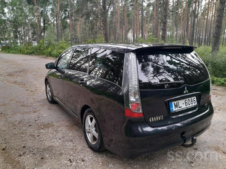 Black Mitsubishi Grandis 2007 in Riga, with an engine capacity of 2.00 L and mileage of 245 thousand km for 1200 €, photo 3 on AUTOMOTO.COM.LV