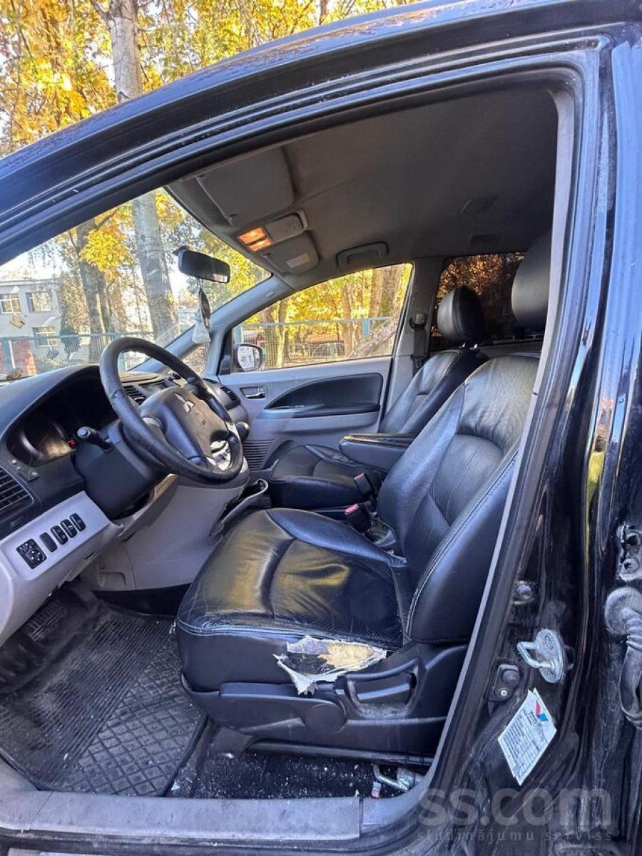 Melns Mitsubishi Grandis 2008 Rīga, ar dzinēja tilpumu 2.40 L un nobraukumu 295 tūkst. km par 800 €, foto 4 vietnē AUTOMOTO.COM.LV