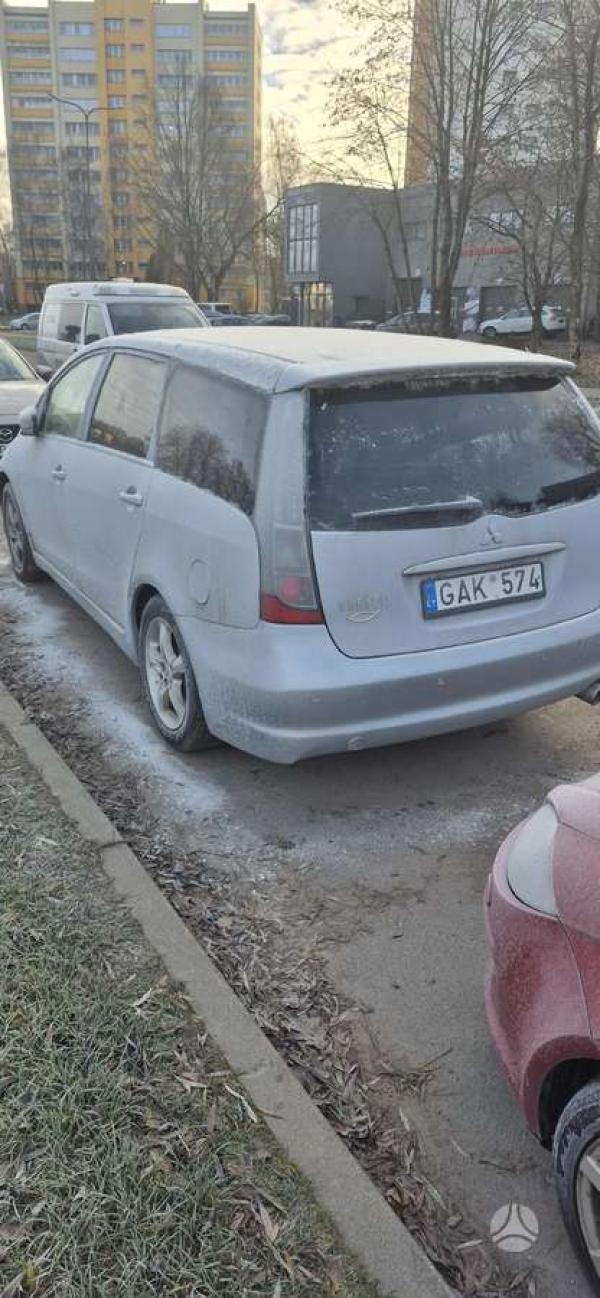 Grey Mitsubishi Grandis 2004 in Kaunas, with an engine capacity of 2.40 L and mileage of 290 thousand km for 550 €, photo 3 on AUTOMOTO.COM.LV