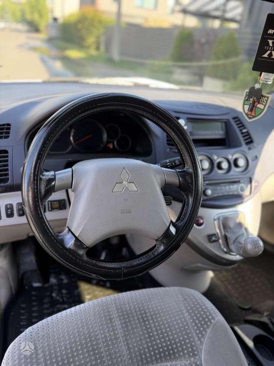 Pelēks Mitsubishi Grandis 2005 Kauņa, ar dzinēja tilpumu 2.38 L un nobraukumu 298 tūkst. km par 1950 €, foto 24 vietnē AUTOMOTO.COM.LV