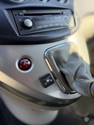 Pelēks Mitsubishi Grandis 2005 Kauņa, ar dzinēja tilpumu 2.38 L un nobraukumu 298 tūkst. km par 1950 €, foto 31 vietnē AUTOMOTO.COM.LV