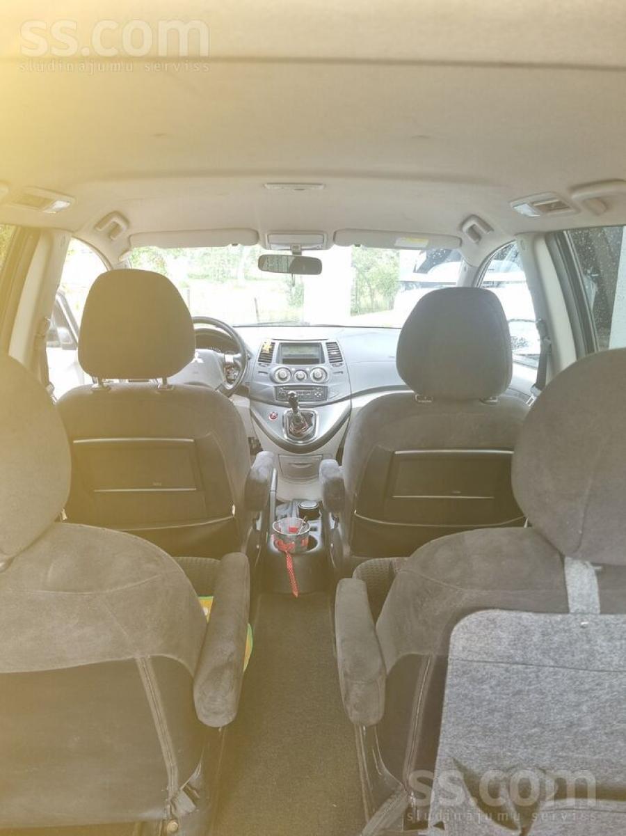 Grey Mitsubishi Grandis 2005 in Riga, with an engine capacity of 2.00 L and mileage of 379 thousand km for 1650 €, photo 5 on AUTOMOTO.COM.LV