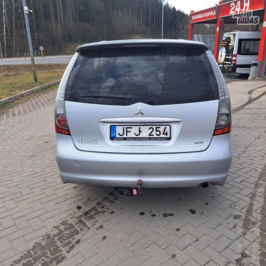 Pelēks Mitsubishi Grandis 2006 Alīta, ar dzinēja tilpumu 2.00 L un nobraukumu 342 tūkst. km par 999 €, foto 6 vietnē AUTOMOTO.COM.LV
