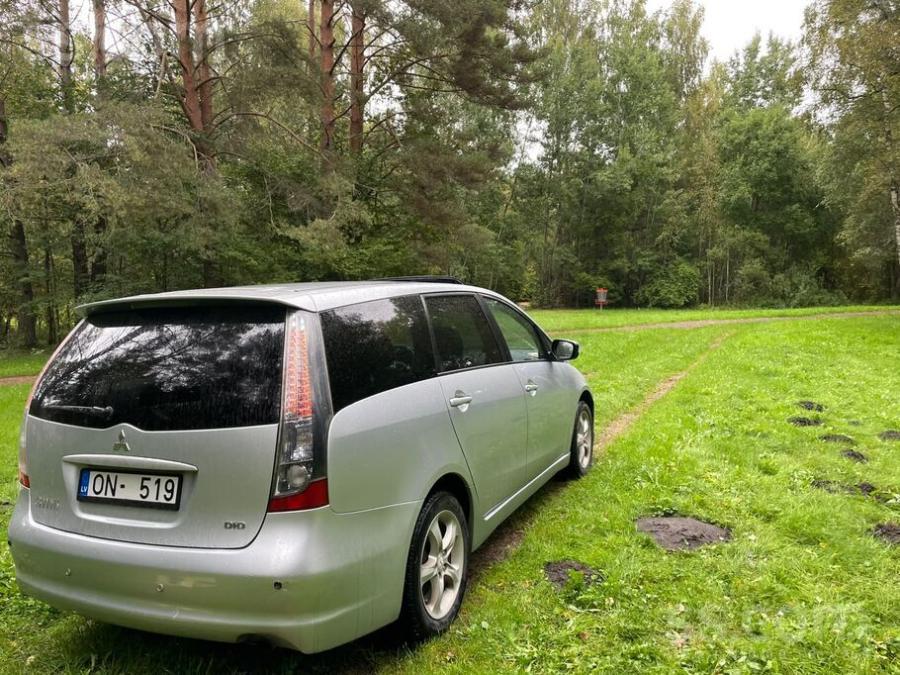 Grey Mitsubishi Grandis 2006 in Riga, with an engine capacity of 2.00 L and mileage of 302 thousand km for 220 €, photo 5 on AUTOMOTO.COM.LV