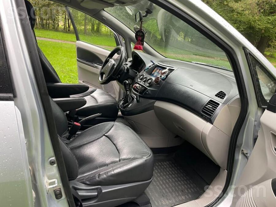 Grey Mitsubishi Grandis 2006 in Riga, with an engine capacity of 2.00 L and mileage of 302 thousand km for 220 €, photo 10 on AUTOMOTO.COM.LV