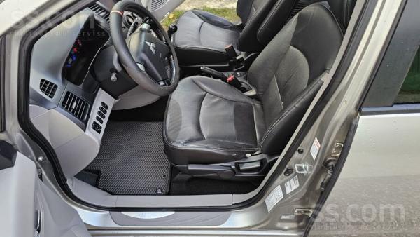 Grey Mitsubishi Grandis 2008 in Ventspils, with an engine capacity of 2.00 L and mileage of 385 thousand km for 2495 €, photo 7 on AUTOMOTO.COM.LV
