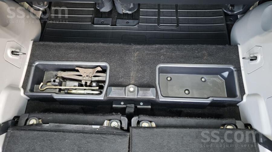 Grey Mitsubishi Grandis 2008 in Ventspils, with an engine capacity of 2.00 L and mileage of 385 thousand km for 2495 €, photo 11 on AUTOMOTO.COM.LV