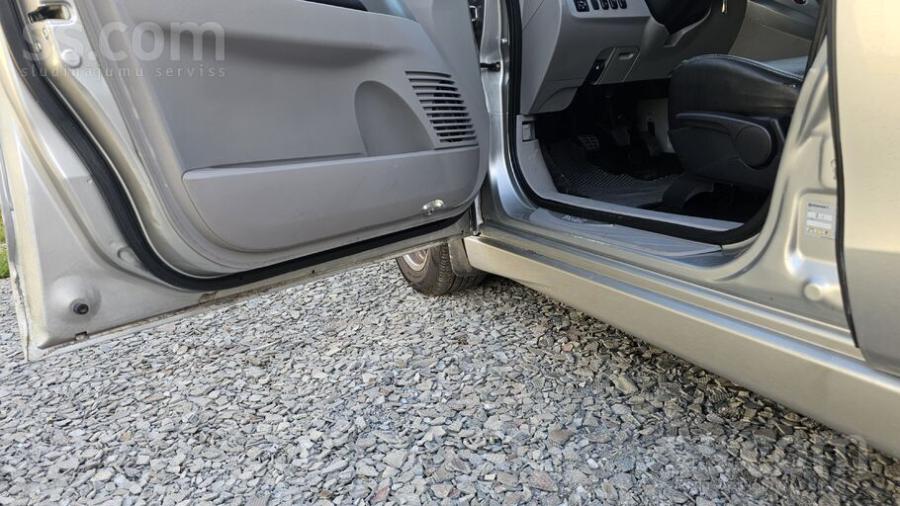 Grey Mitsubishi Grandis 2008 in Ventspils, with an engine capacity of 2.00 L and mileage of 385 thousand km for 2495 €, photo 19 on AUTOMOTO.COM.LV