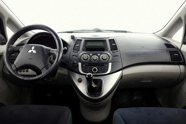 Pelēks Mitsubishi Grandis 2010 Tallina, ar dzinēja tilpumu 2.40 L un nobraukumu 334 tūkst. km par 1199 €, foto 5 vietnē AUTOMOTO.COM.LV