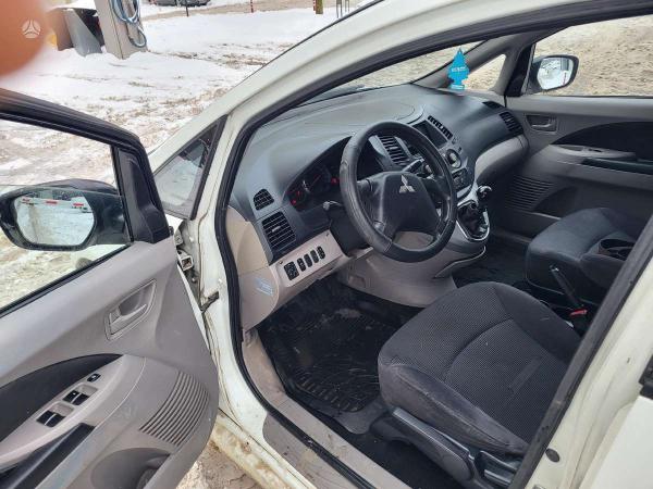 Balts Mitsubishi Grandis 2006 Viļņa, ar dzinēja tilpumu 2.00 L un nobraukumu 360 tūkst. km par 2100 €, foto 5 vietnē AUTOMOTO.COM.LV