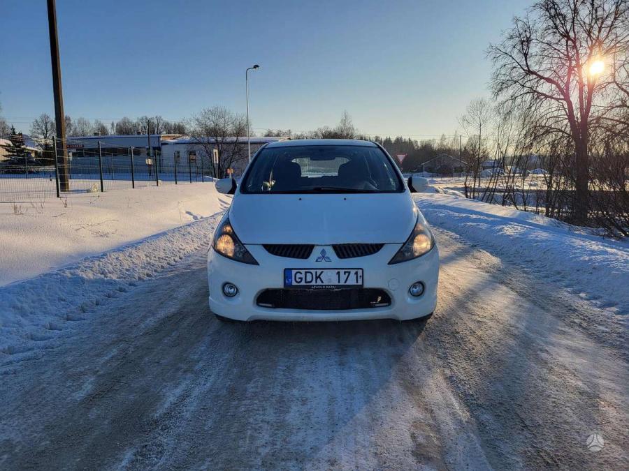 White Mitsubishi Grandis 2006 in Vilnius, with an engine capacity of 2.00 L and mileage of 320 thousand km for 1750 €, photo 2 on AUTOMOTO.COM.LV