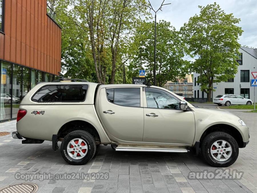 Beige Mitsubishi l-200 2010 in Tallinn, with an engine capacity of 2.50 L and mileage of 161 thousand km for 9990 €, photo 9 on AUTOMOTO.COM.LV