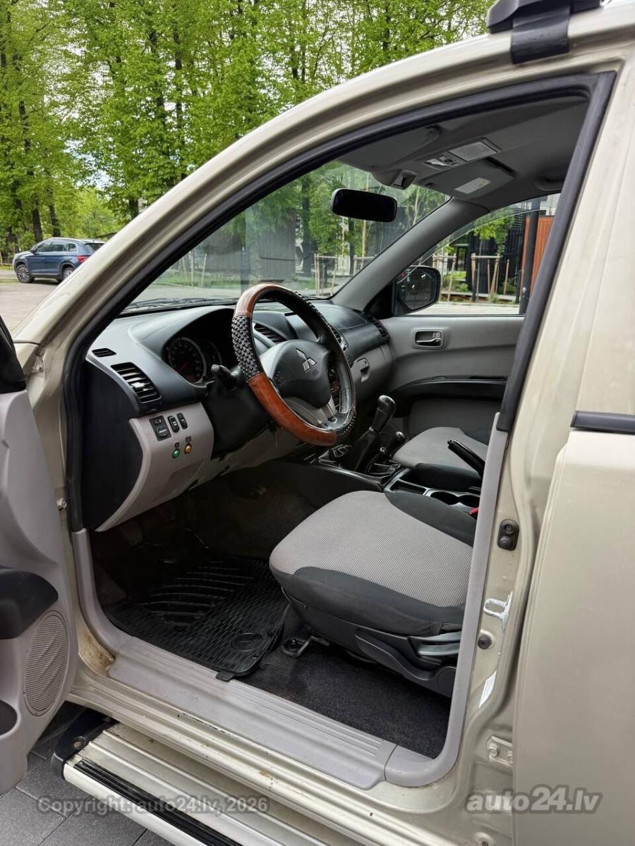 Beige Mitsubishi l-200 2010 in Tallinn, with an engine capacity of 2.50 L and mileage of 161 thousand km for 9990 €, photo 21 on AUTOMOTO.COM.LV