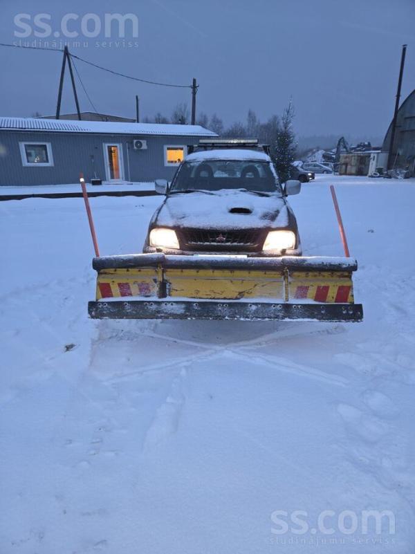 Black Mitsubishi l-200 1999 in Talsi, with an engine capacity of 2.50 L and mileage of 189 thousand km for 7000 €, photo 5 on AUTOMOTO.COM.LV
