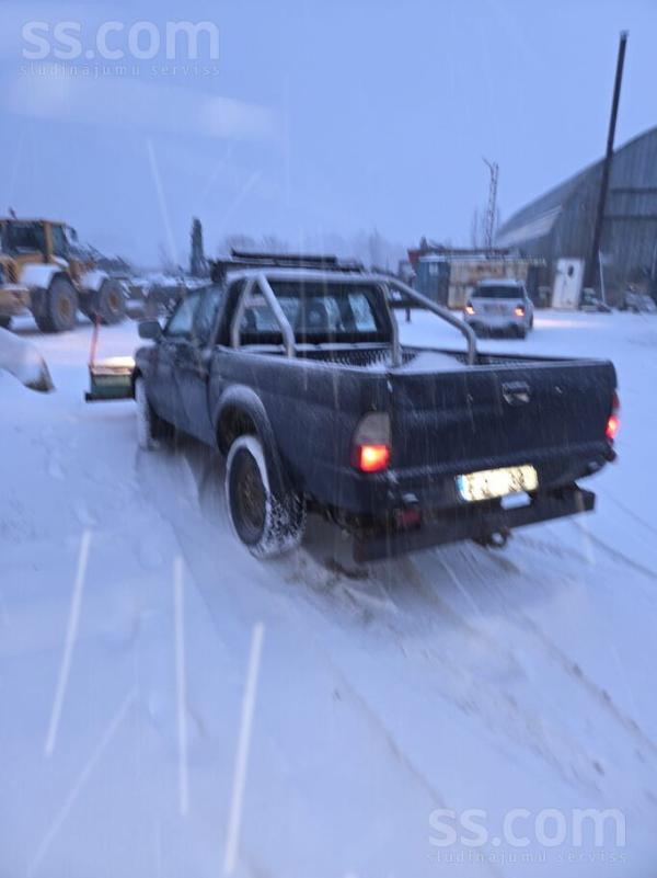 Black Mitsubishi l-200 1999 in Talsi, with an engine capacity of 2.50 L and mileage of 189 thousand km for 7000 €, photo 7 on AUTOMOTO.COM.LV