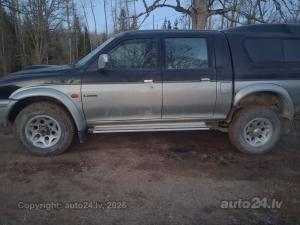 Black Mitsubishi l-200 2000 in Tallinn, with an engine capacity of 2.50 L and mileage of 299 thousand km for 4000 €, photo 3 on AUTOMOTO.COM.LV