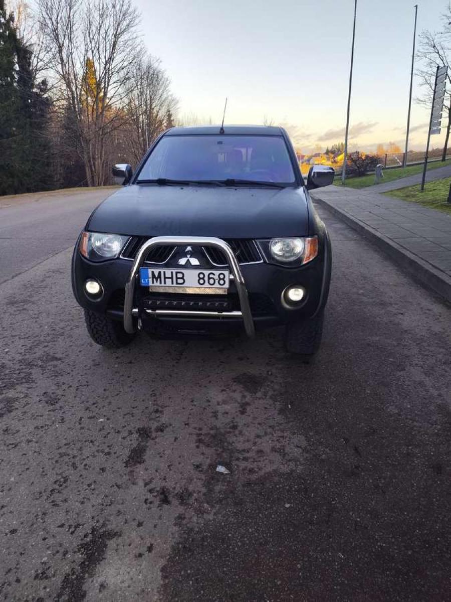 Black Mitsubishi l-200 2009 in Telschi, with an engine capacity of 2.50 L and mileage of 2587 thousand km for 14300 €, photo 1 on AUTOMOTO.COM.LV