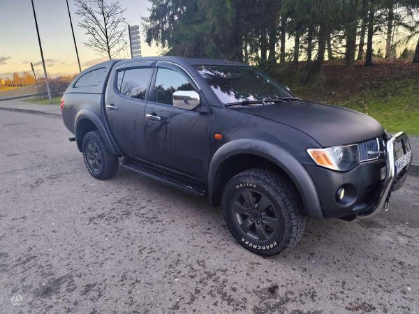 Black Mitsubishi l-200 2009 in Telschi, with an engine capacity of 2.50 L and mileage of 2587 thousand km for 14300 €, photo 3 on AUTOMOTO.COM.LV