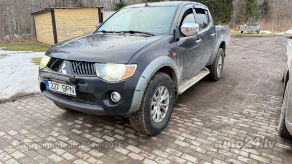 Melns Mitsubishi l-200 2010 Tallina, ar dzinēja tilpumu 2.50 L un nobraukumu 341 tūkst. km par 6500 €, foto 1 vietnē AUTOMOTO.COM.LV
