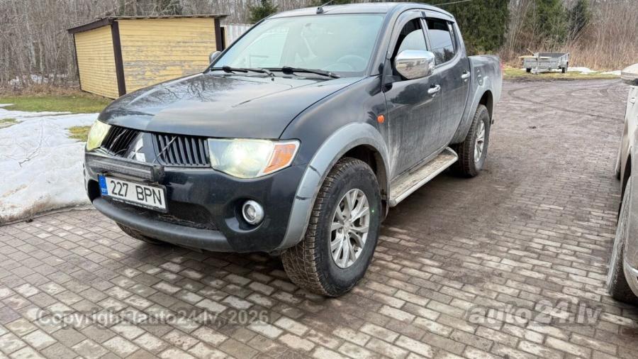 Black Mitsubishi l-200 2010 in Tallinn, with an engine capacity of 2.50 L and mileage of 341 thousand km for 6500 €, photo 1 on AUTOMOTO.COM.LV