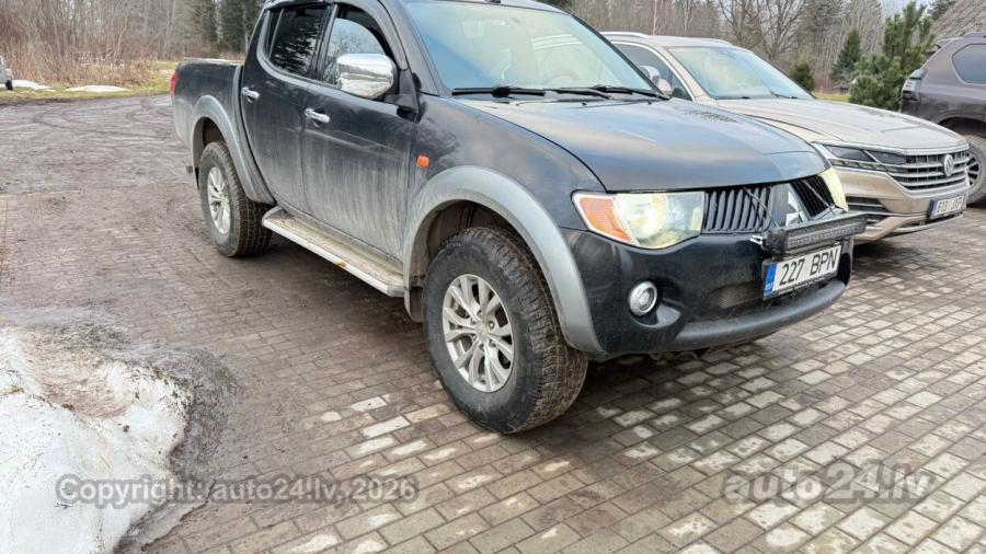 Black Mitsubishi l-200 2010 in Tallinn, with an engine capacity of 2.50 L and mileage of 341 thousand km for 6500 €, photo 2 on AUTOMOTO.COM.LV