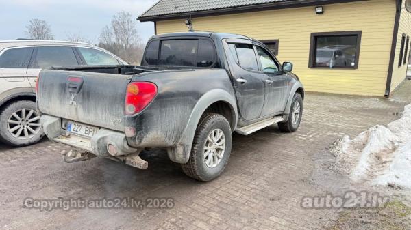 Melns Mitsubishi l-200 2010 Tallina, ar dzinēja tilpumu 2.50 L un nobraukumu 341 tūkst. km par 6500 €, foto 3 vietnē AUTOMOTO.COM.LV