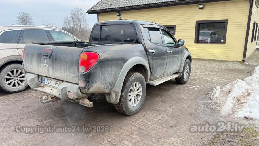 Black Mitsubishi l-200 2010 in Tallinn, with an engine capacity of 2.50 L and mileage of 341 thousand km for 6500 €, photo 3 on AUTOMOTO.COM.LV