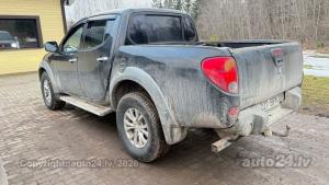 Black Mitsubishi l-200 2010 in Tallinn, with an engine capacity of 2.50 L and mileage of 341 thousand km for 6500 €, photo 4 on AUTOMOTO.COM.LV