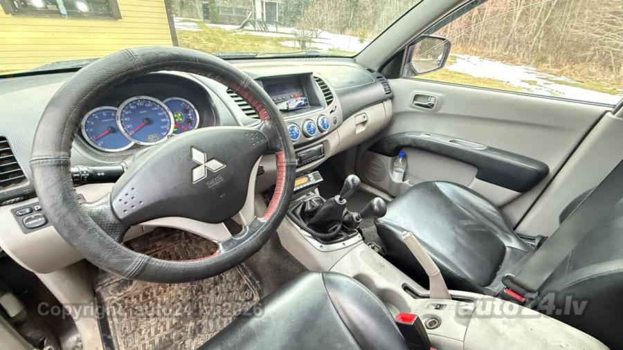 Black Mitsubishi l-200 2010 in Tallinn, with an engine capacity of 2.50 L and mileage of 341 thousand km for 6500 €, photo 5 on AUTOMOTO.COM.LV