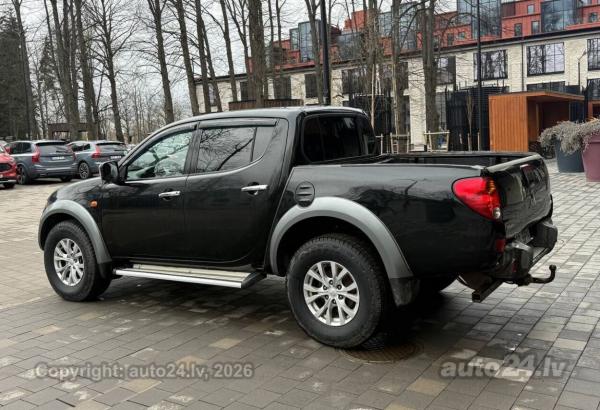 Black Mitsubishi l-200 2010 in Tallinn, with an engine capacity of 2.50 L and mileage of 342 thousand km for 7990 €, photo 6 on AUTOMOTO.COM.LV