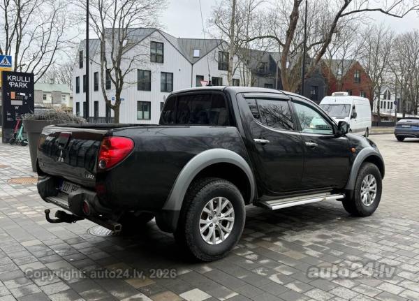 Black Mitsubishi l-200 2010 in Tallinn, with an engine capacity of 2.50 L and mileage of 342 thousand km for 7990 €, photo 7 on AUTOMOTO.COM.LV
